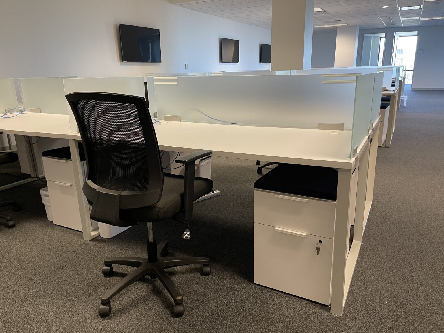 32 Benching stations – Office Liquidation Solutions